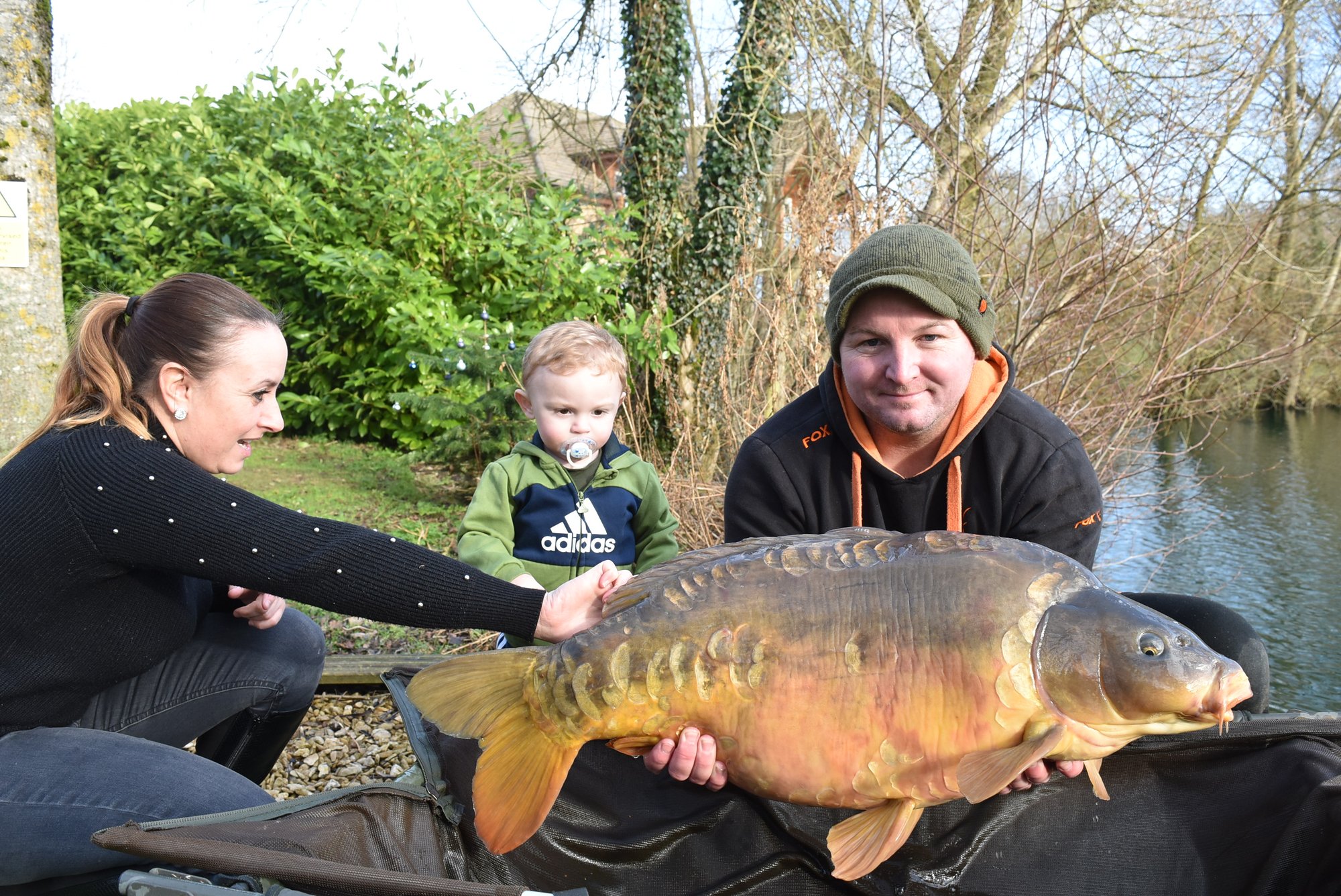 Dean Goode lands the 3rd x 30lb+ Carp of January so far | Cherry Lakes